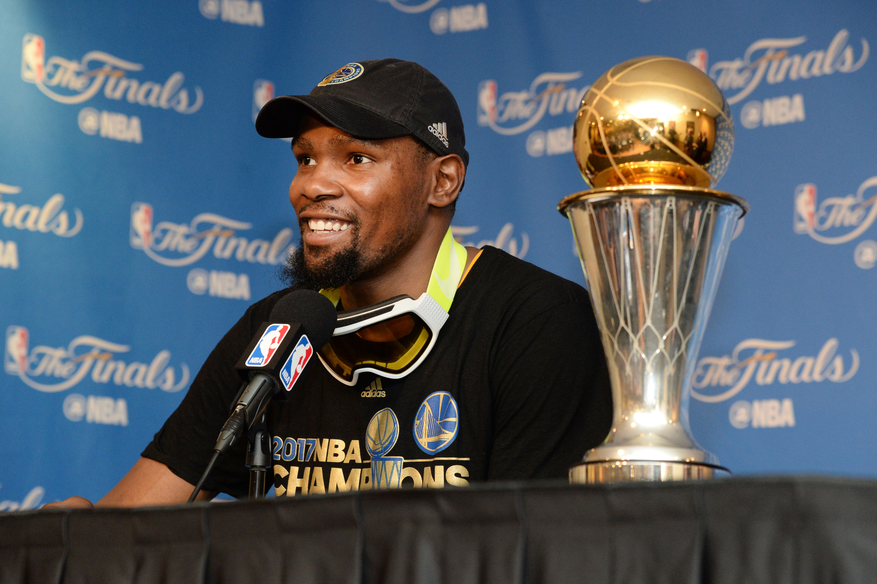 Kevin Durant Tiene In Mano Il Trofeo Mvp Kevin Durant (36) Is An NBA