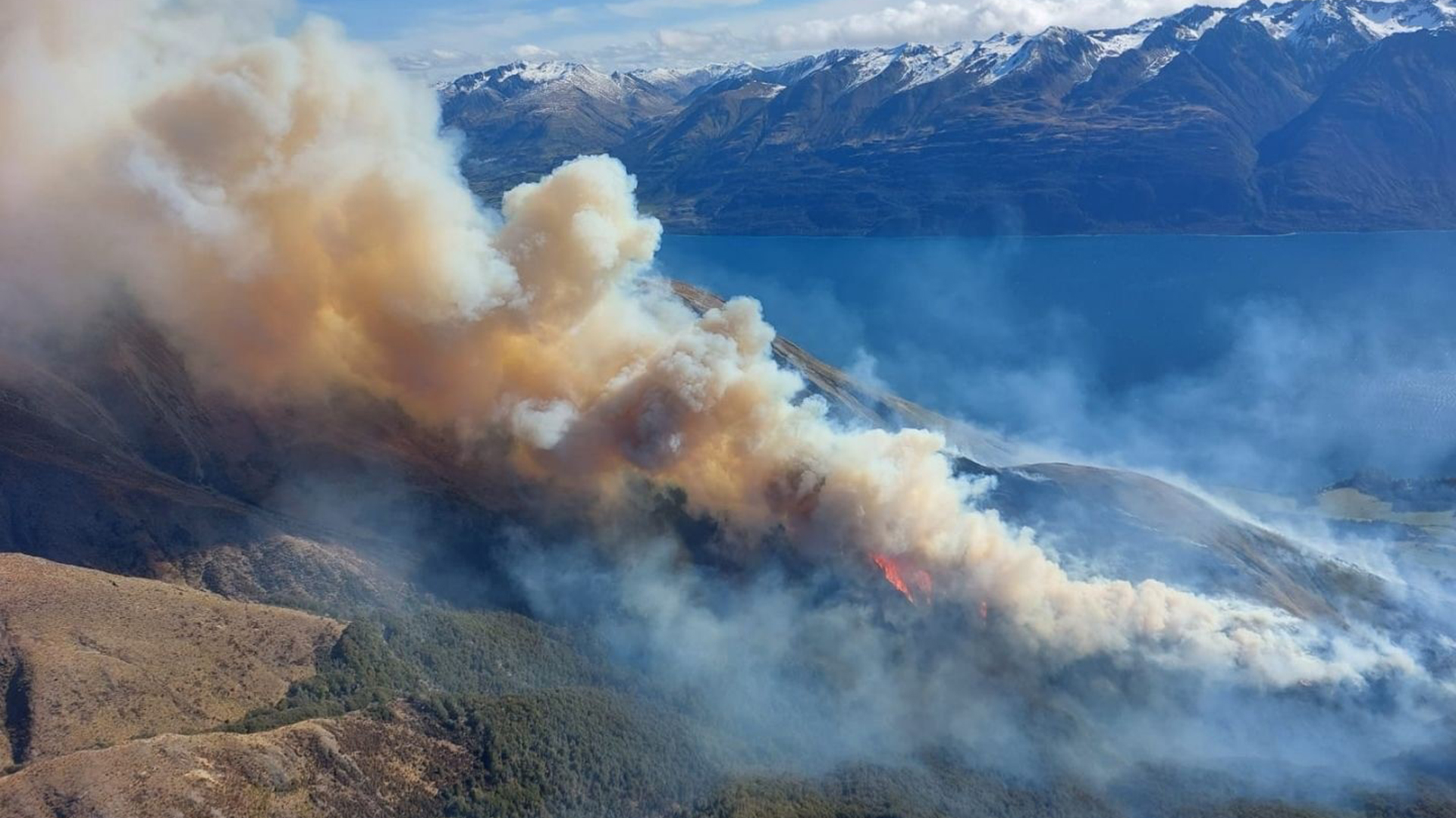Firefighters continue to battle bushfire near Queenstown