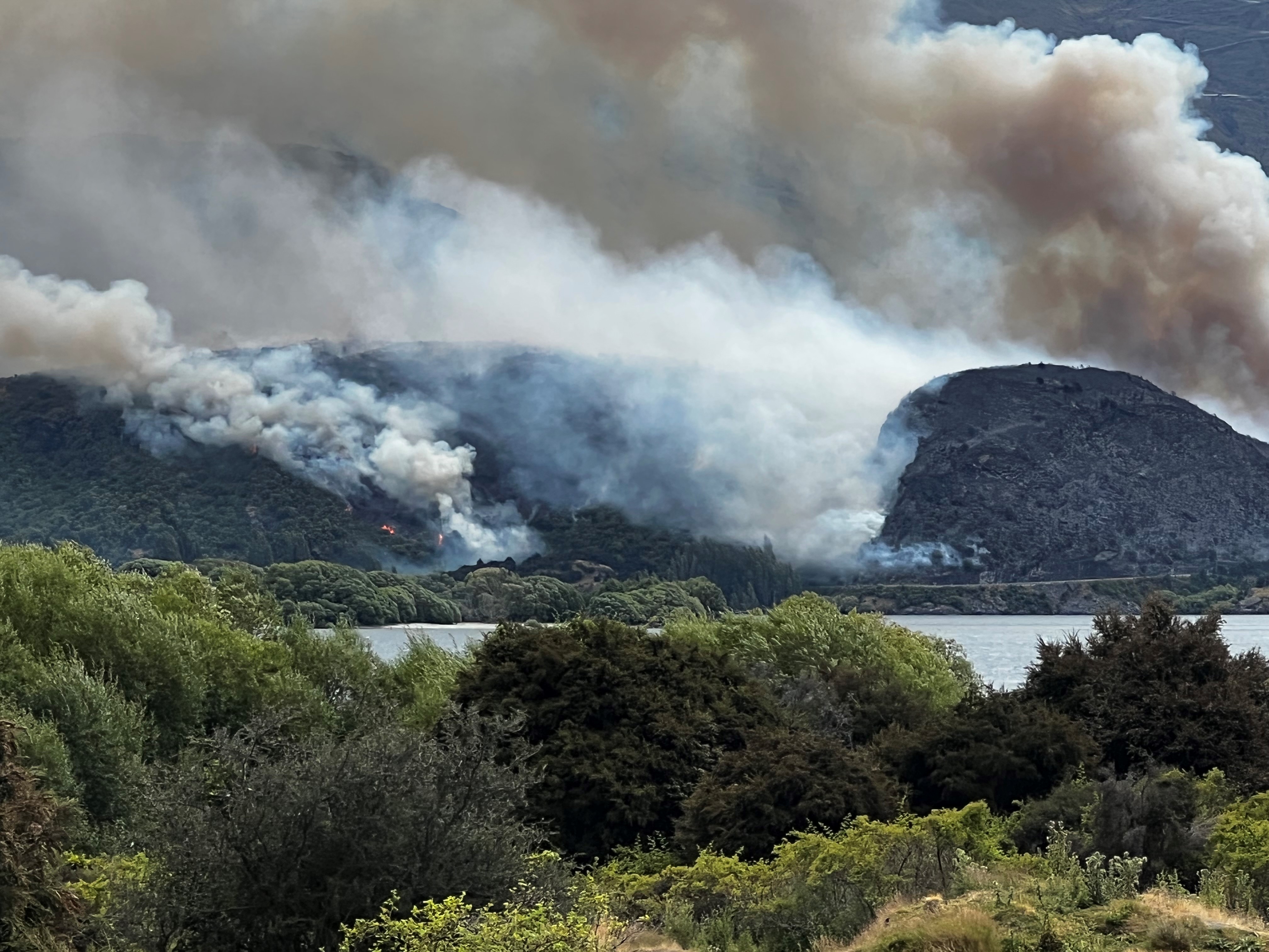 Fire crews still fighting vegetation fire near Lake Wānaka