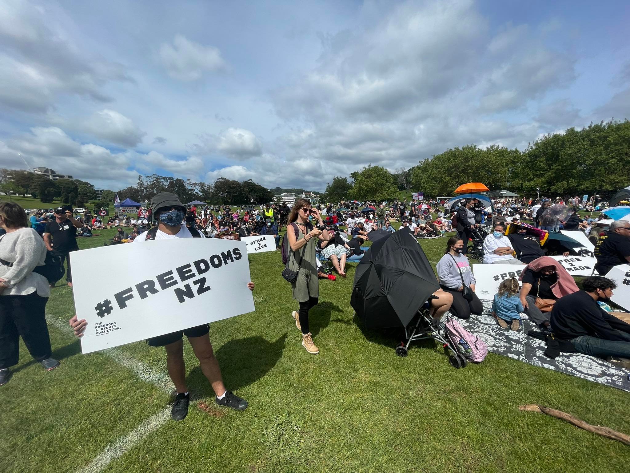 Huge anti-lockdown crowd marches through Auckland streets