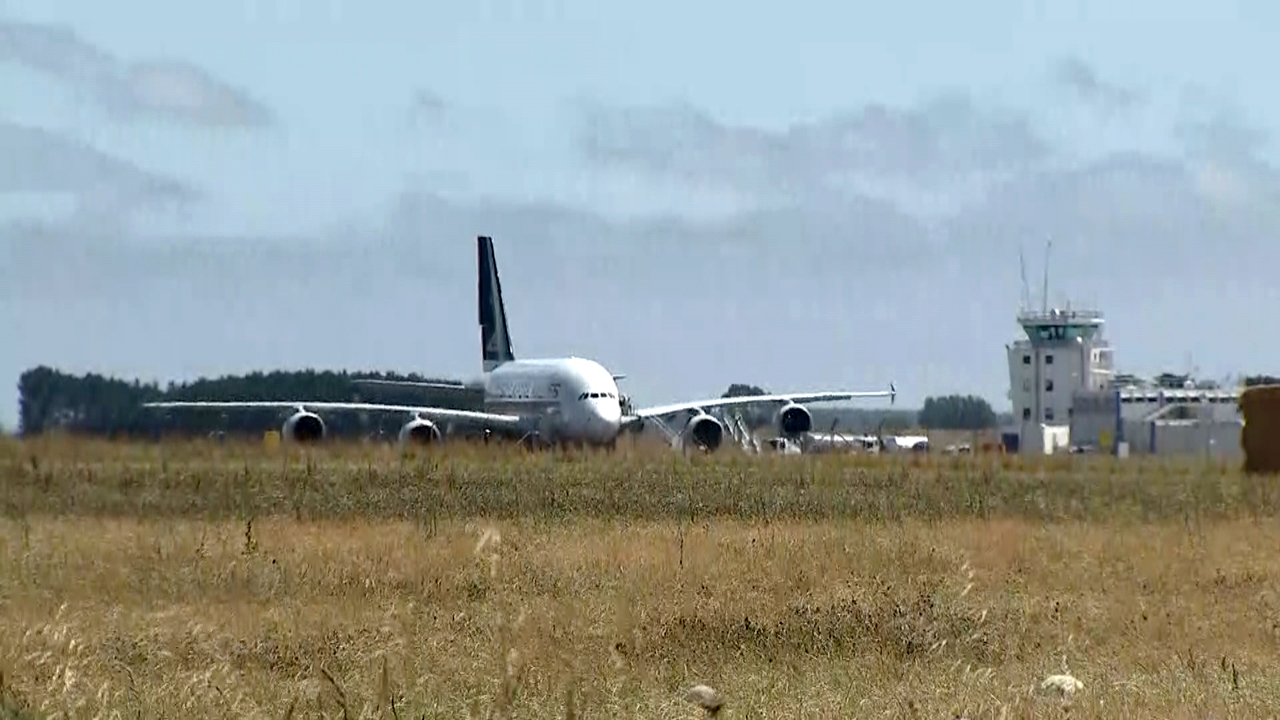 Diverted passengers sit on tarmac for over an hour after debris found ...