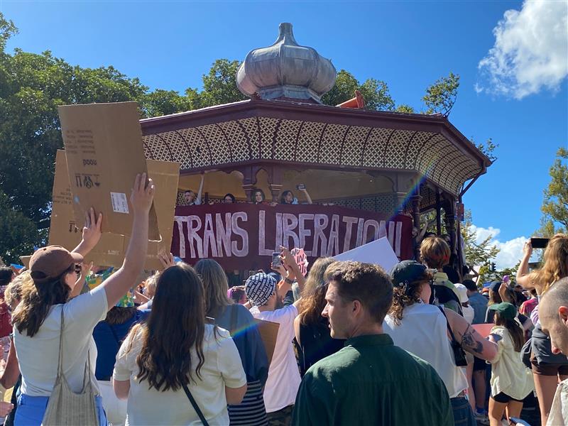 Posie Parker rally: Thousands of protesters outnumber supporters